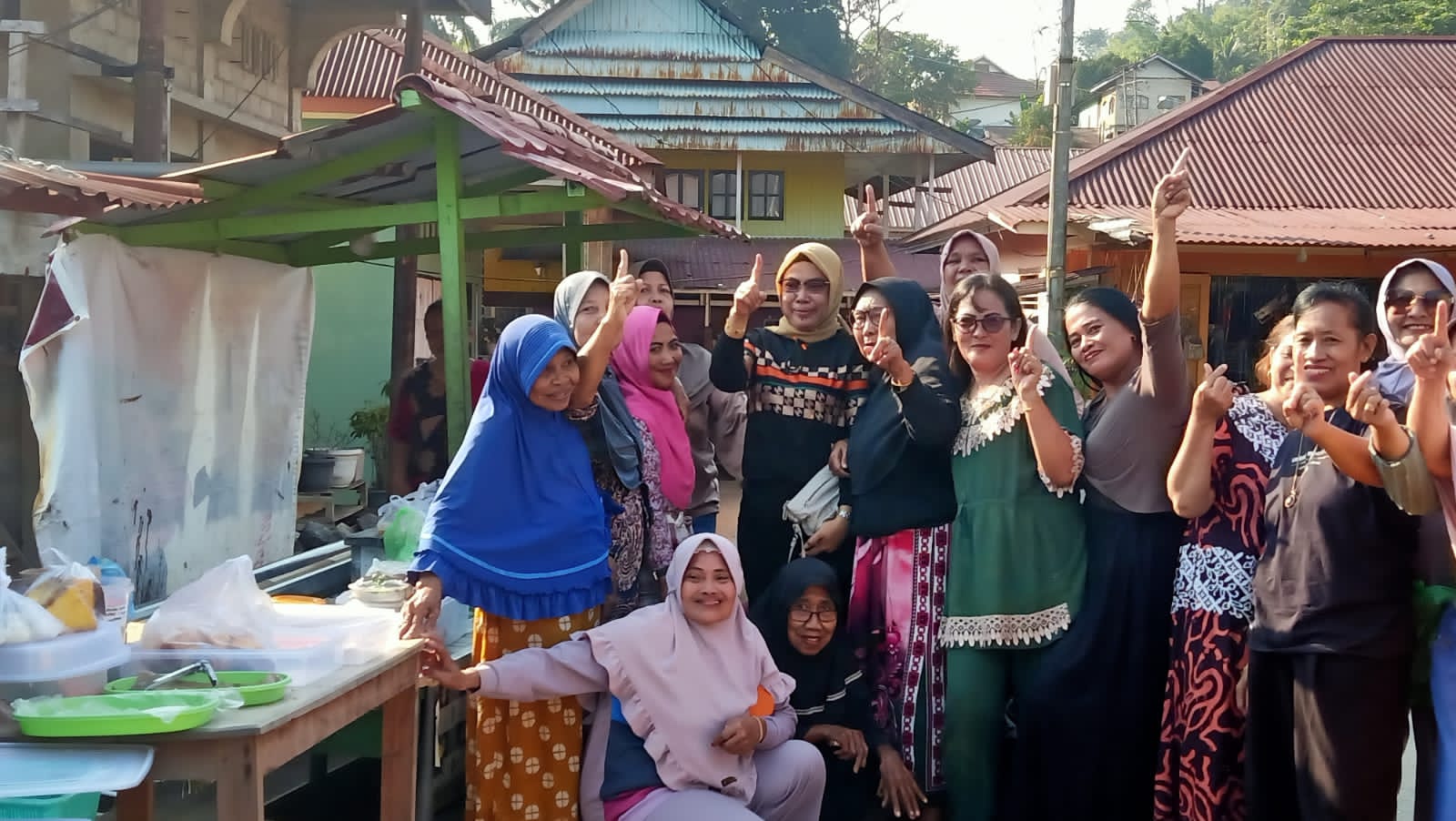 Blusukan ke Kampung Bugis, Hj Warda Dg Mamala Diserbu Emak-emak - Input ...