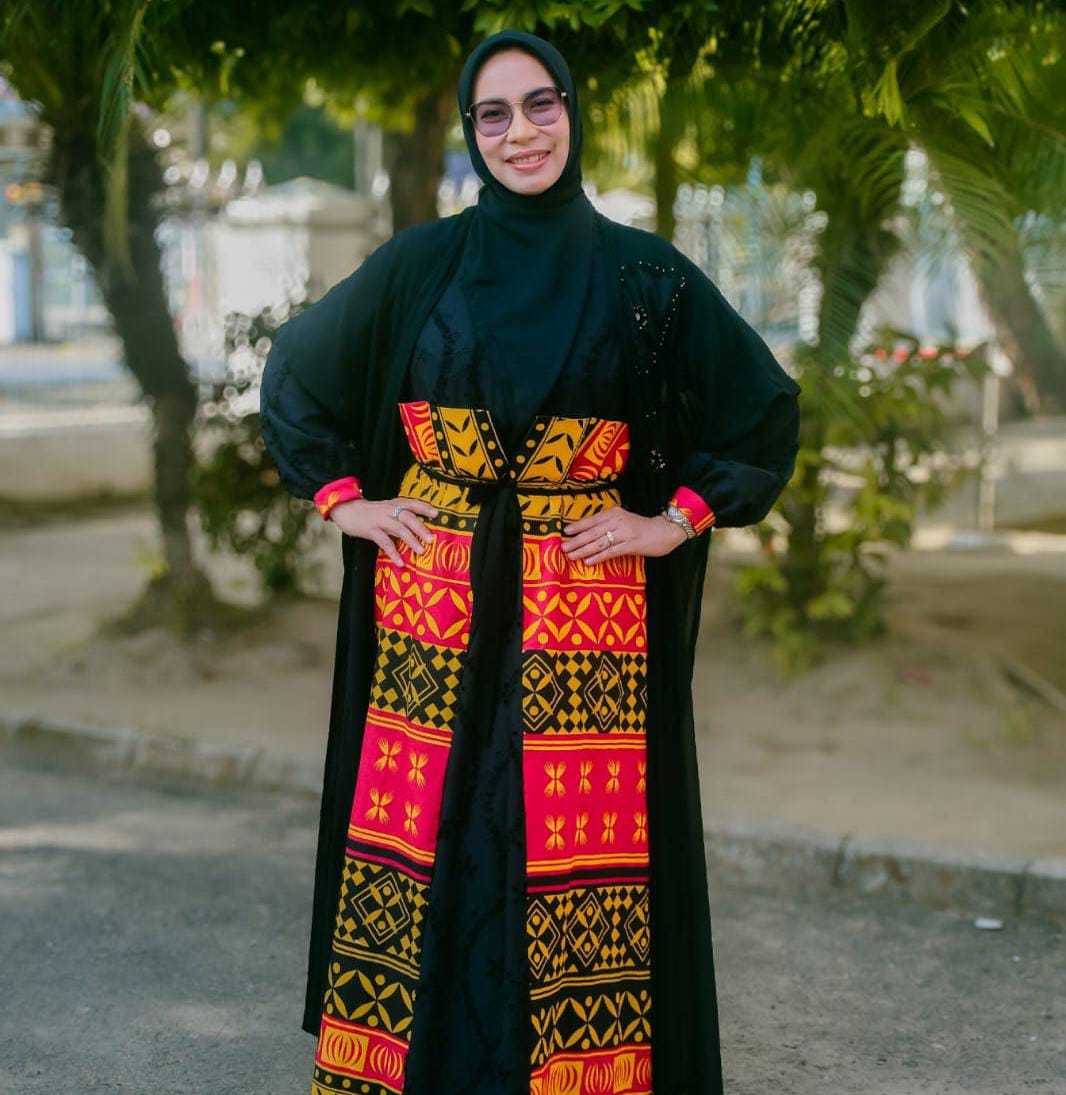 Kenakan Gaun Taipa, dr Ani Nurbani Angkat Budaya Lutim di Fashion Show ...